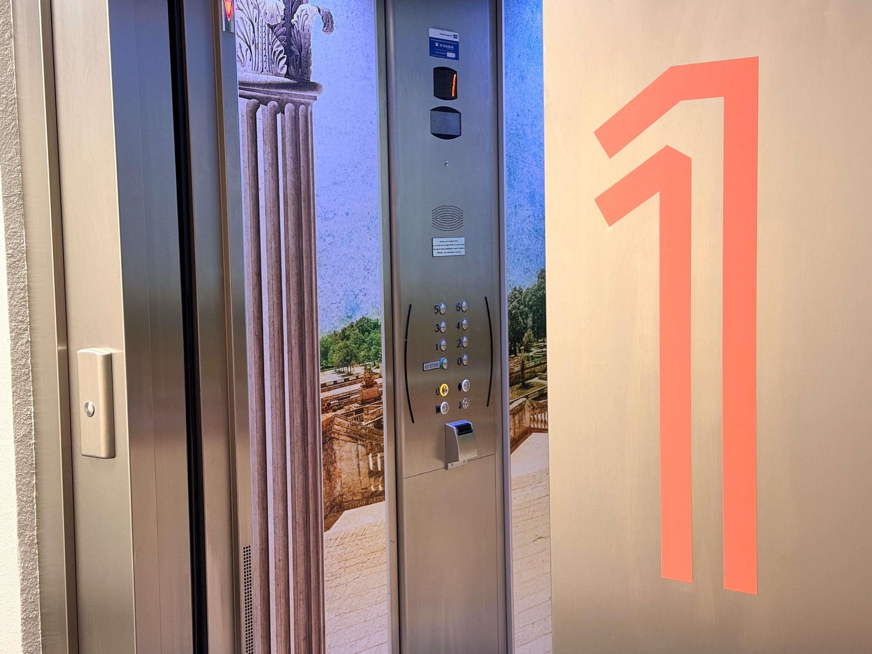 Escrivaninha, cortinas blackout, quartos à prova de som