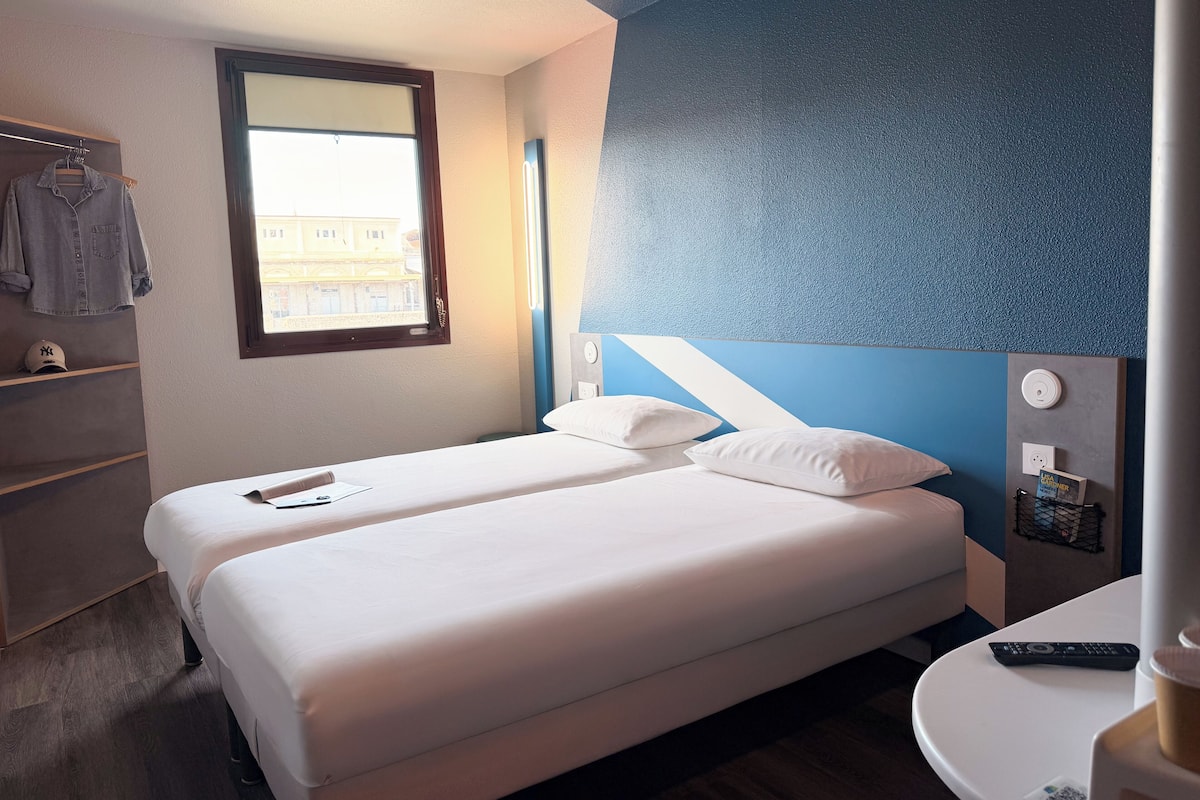 Quarto duplo, 2 camas de solteiro | Escrivaninha, cortinas blackout, quartos à prova de som