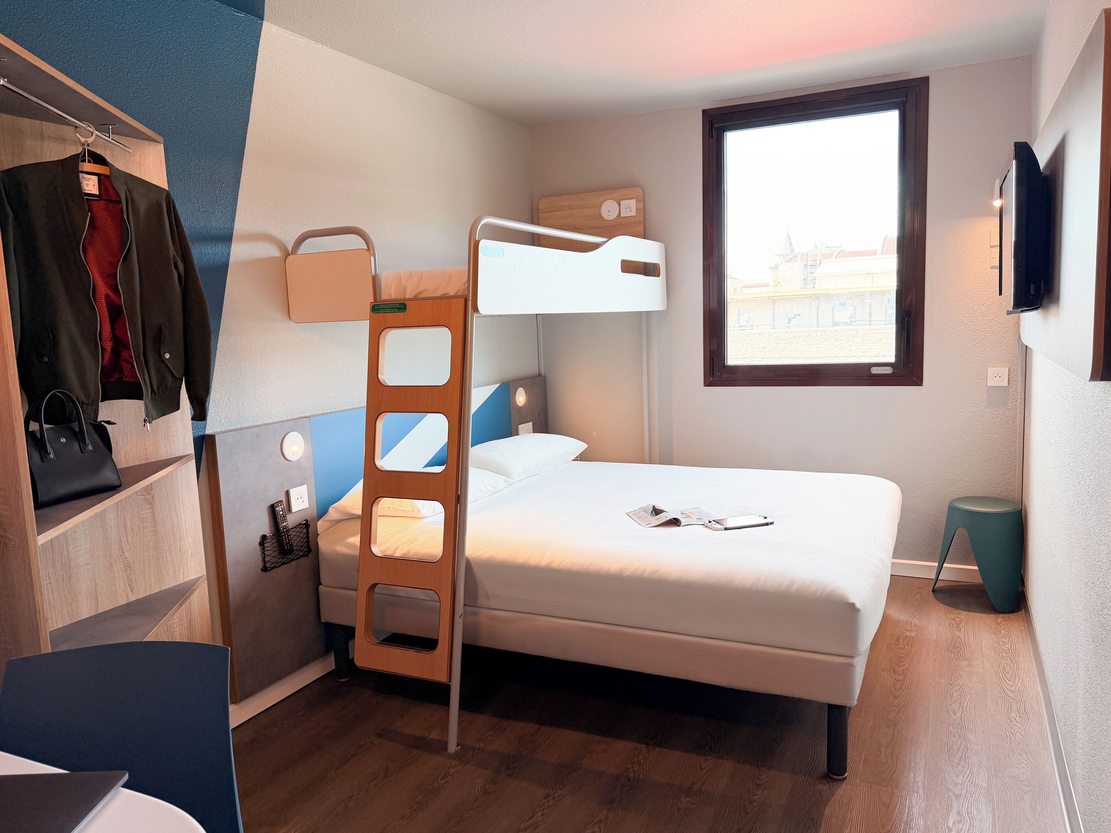 Quarto triplo, várias camas | Escrivaninha, cortinas blackout, quartos à prova de som