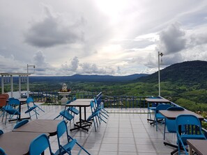 Café da manhã com buffet todos os dias mediante uma taxa