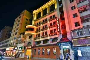 Fachada da propriedade à noite