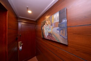 Quarto solteiro básico, 1 cama de solteiro | Cofres nos quartos, escrivaninha, cortinas blackout