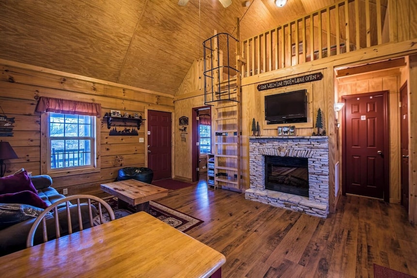 Bass Cabin W/ Hot Tub - Get Away From It All! - Alabama