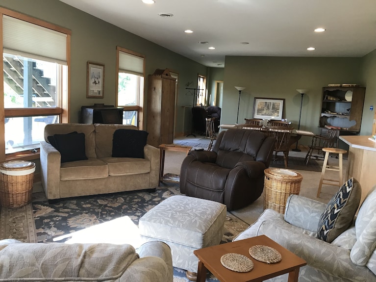 Country Setting 2-3 Miles From The River, Luther College And Downtown Decorah - Decorah, IA