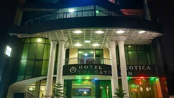 Fachada da propriedade à noite