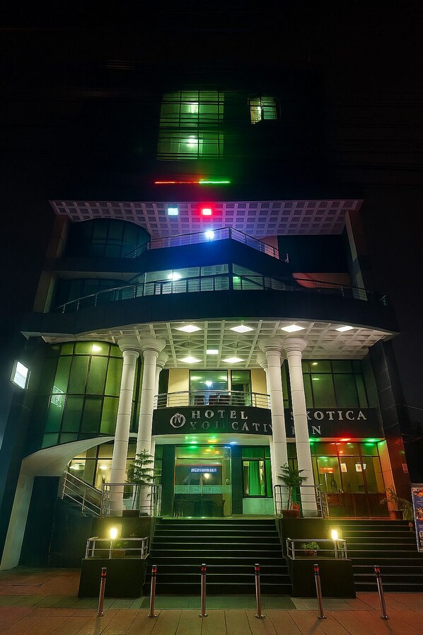 Fachada da propriedade à noite