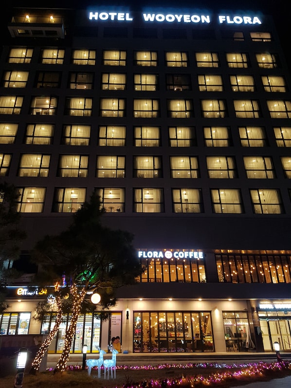 Fachada do alojamento (tarde/noite)