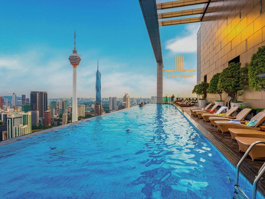 Piscina interna, funciona das 7h30 às 23h, espreguiçadeiras