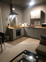 Apartamento, 1 quarto (Flat 2) | Cozinha privada | Geladeira, micro-ondas, fogão, cooktop