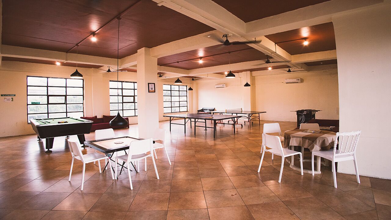 Amplo espaço interno com mesa de bilhar, sinuca e tênis de mesa.