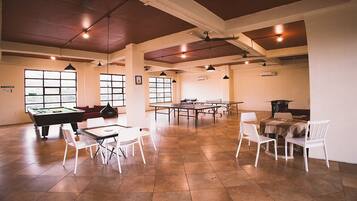 Amplo espaço interno com mesa de bilhar, sinuca e tênis de mesa.