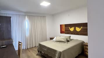 Quarto casal luxo | Frigobar, ferros/tábuas de passar roupa, Wi-Fi de cortesia