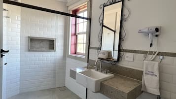 Quarto triplo luxo | Banheiro | Chuveiro, produtos de toalete grátis, secador de cabelo