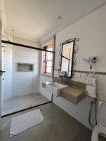 Quarto triplo luxo | Banheiro | Chuveiro, produtos de toalete grátis, secador de cabelo 