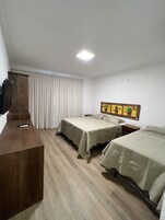 Quarto triplo luxo | Frigobar, ferros/tábuas de passar roupa, Wi-Fi de cortesia