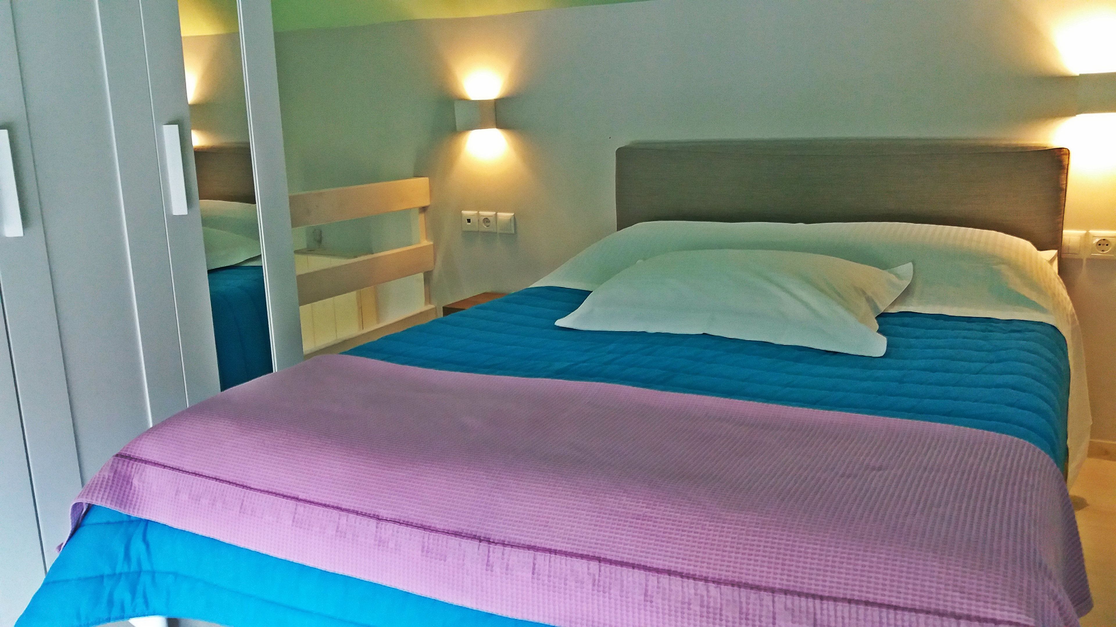 Roupas de cama premium, camas Select Comfort, cofres nos quartos