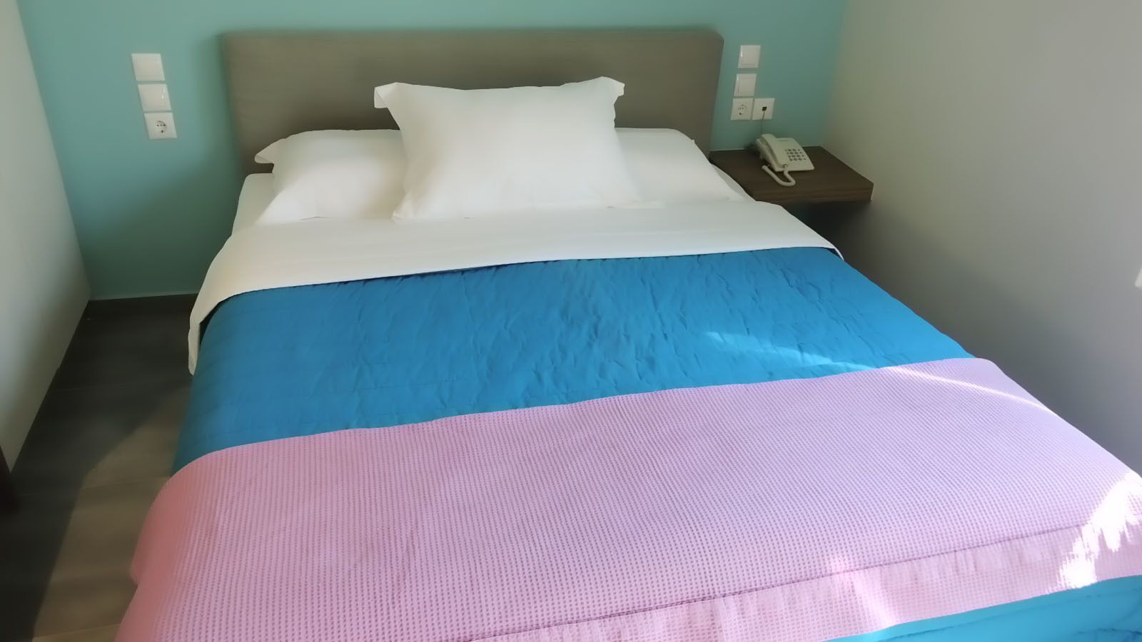 Roupas de cama premium, camas Select Comfort, cofres nos quartos