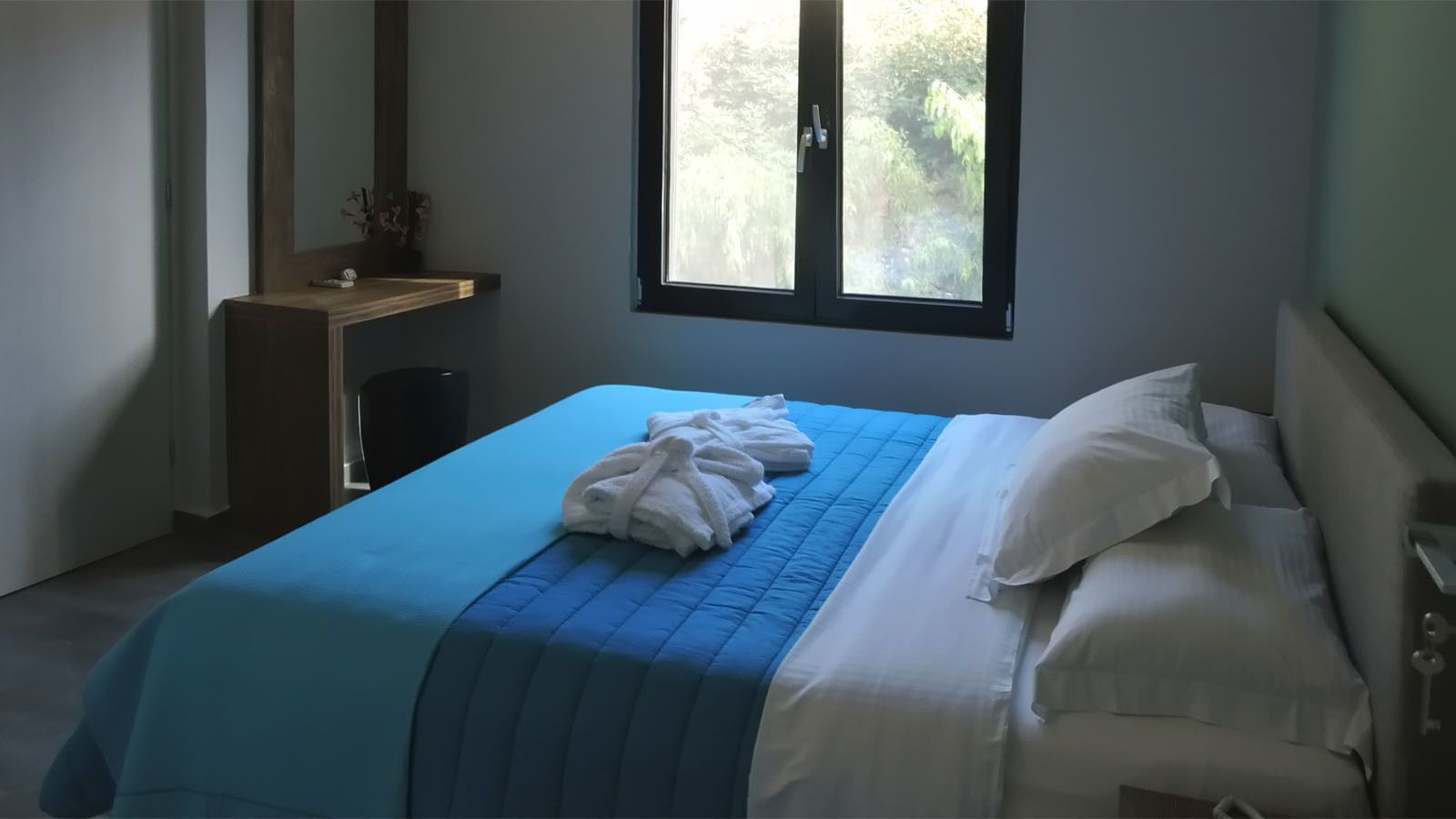 Roupas de cama premium, camas Select Comfort, cofres nos quartos