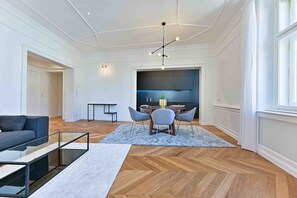 Luxury 2 Bedroom Apartment (Vitezna 6) | Sala de estar | TV de ecrã plano 
