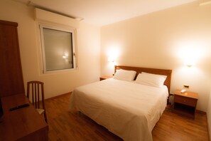 Escrivaninha, quartos à prova de som, berços (sobretaxa)