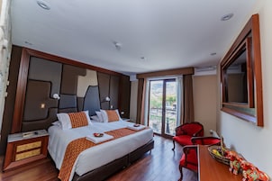 Suíte luxo, 1 cama King, banheira de hidromassagem | Edredons de pluma, camas Select Comfort, frigobar, cofres nos quartos