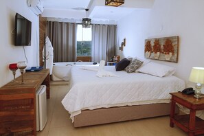 Quarto premium | Frigobar, escrivaninha, cortinas blackout, ferros/tábuas de passar roupa