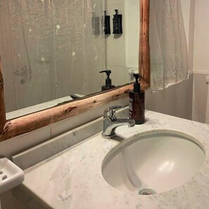 Um polibã, artigos de higiene pessoal grátis, um secador de cabelo 