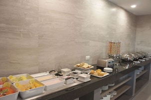 Pequeno-almoço preparado no momento diário mediante uma taxa