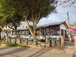 Serviço de almoço e jantar; culinária mediterrânea, vistas para a praia 