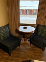 Quarto standard, 1 cama King, para fumantes | Camas com colchões pillow-top, escrivaninha, cortinas blackout