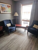 Quarto standard, 1 cama King, para não fumantes | Camas com colchões pillow-top, escrivaninha, cortinas blackout