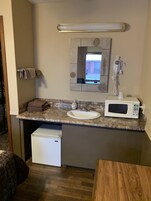 Quarto standard, 1 cama King, para fumantes | Camas com colchões pillow-top, escrivaninha, cortinas blackout