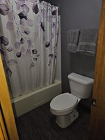 Quarto Standard, 2 camas queen-size, não fumadores | Casa de banho | Uma combinação polibã/banheira, artigos de higiene pessoal grátis 