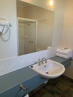 Quarto família | Banheiro | Produtos de toalete grátis, secador de cabelo, toalhas de banho 