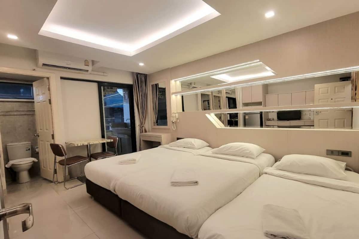 Quarto, 3 camas de solteiro | Cofres nos quartos, escrivaninha, cortinas blackout, Wi-Fi de cortesia