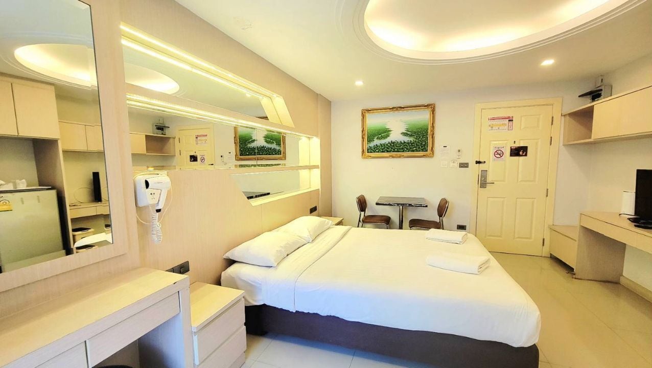 Quarto casal standard | Cofres nos quartos, escrivaninha, cortinas blackout, Wi-Fi de cortesia