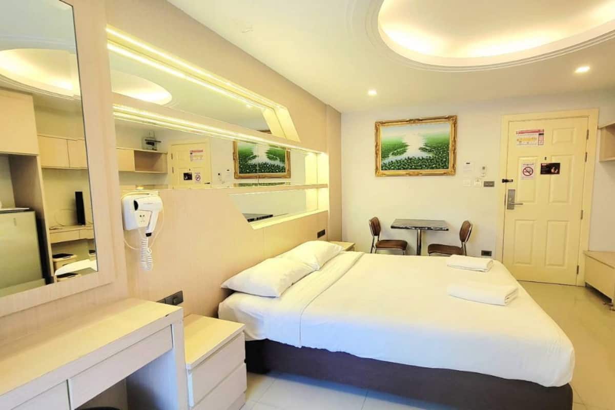 Quarto casal standard | Cofres nos quartos, escrivaninha, cortinas blackout, Wi-Fi de cortesia