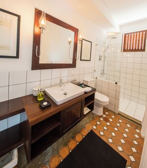 Um polibã, um chuveiro fixo, artigos de higiene pessoal grátis 