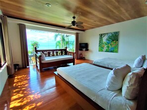 Quarto Triplo Deluxe | Secretária, roupa de cama fornecida 