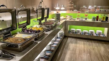 Pequeno-almoço tipo buffet diário mediante uma taxa