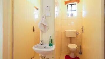 Apartamento, 2 quartos, junto ao pátio | Casa de banho | Um polibã, artigos de higiene pessoal grátis, um secador de cabelo