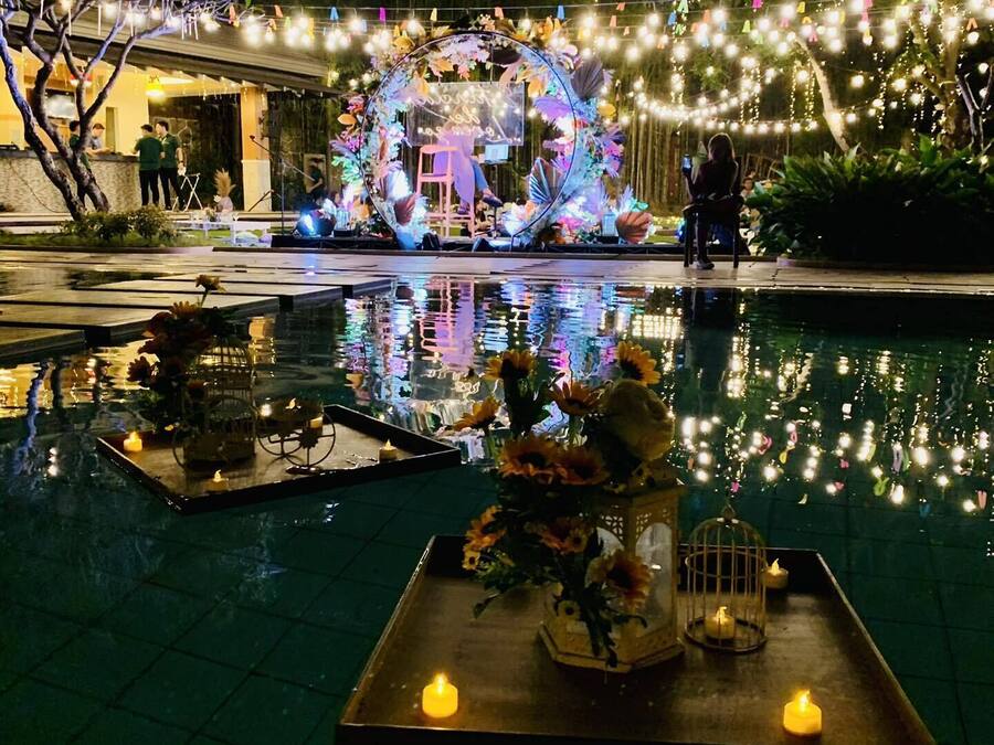 Piscina exterior, guarda-sóis, espreguiçadeiras