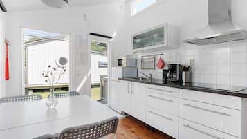 Bungalow Familiar | Cozinha privada | Um frigorífico, um micro-ondas, uma placa de cozinha
