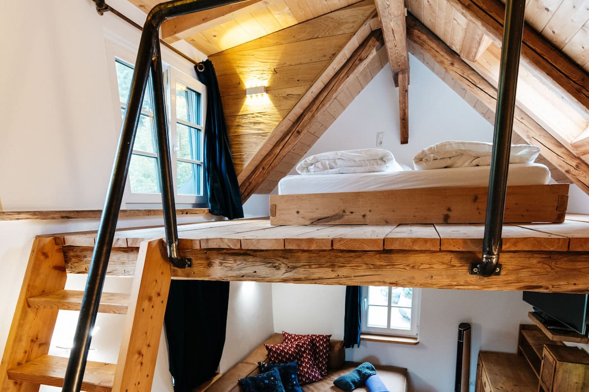 Casa Romântica, 1 cama queen-size, lareira, vista para a montanha | Sala de estar | TV de ecrã plano, piso aquecido