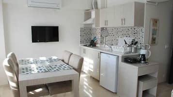 Quarto Clássico, 2 quartos | Cozinha privada | Um frigorífico, uma placa de cozinha, uma cafeteira/bule