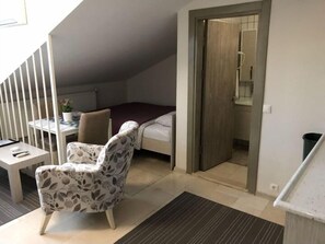 Apartamento econômico | Roupas de cama premium, frigobar, cofres nos quartos, escrivaninha