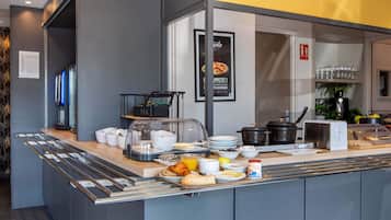 Pequeno-almoço tipo buffet diário mediante uma taxa