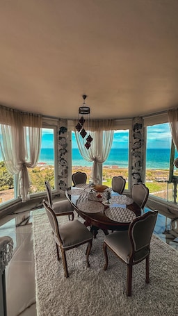 Dúplex Familiar | Cozinha privada | Um frigorífico/congelador grande, um micro-ondas, um forno . Perice Konak