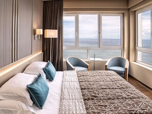 Quarto standard, 2 camas de solteiro, vista para o mar | Frigobar, cofres nos quartos, escrivaninha, cortinas blackout