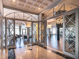 2 restaurantes, que servem almoços, jantares, também cozinha basca